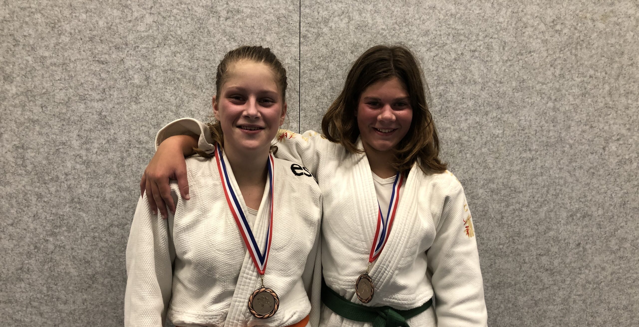 Esra de Boer en Layla van Doorn plaatsen zich voor het NK tot 15 jaar ...